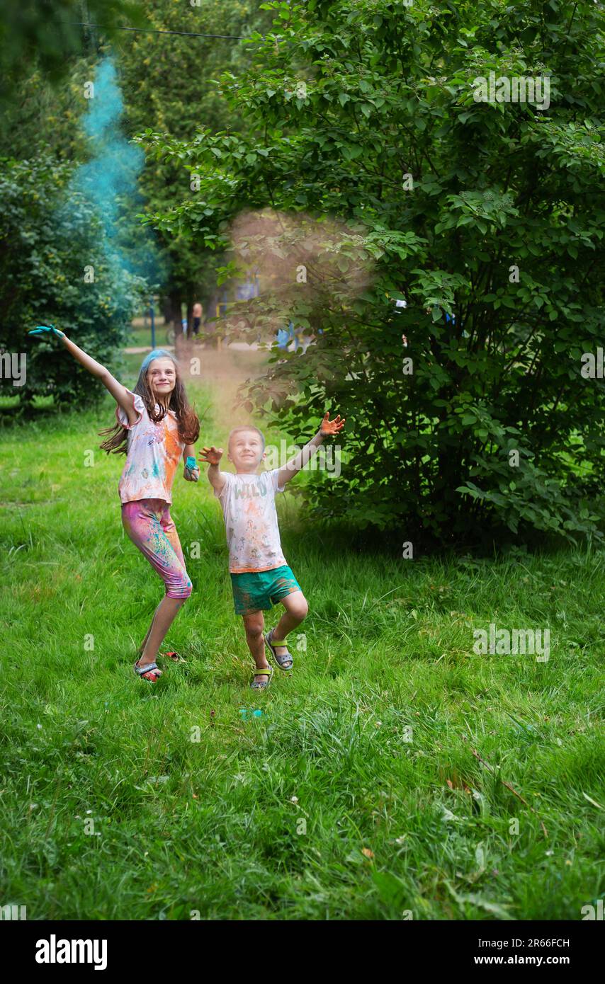 Holi crowd scene india hi-res stock photography and images - Alamy