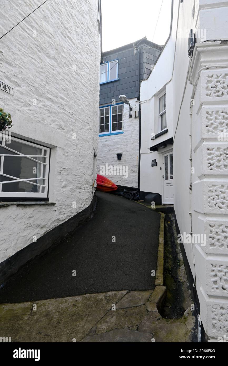 Pathway between houses hi-res stock photography and images - Alamy