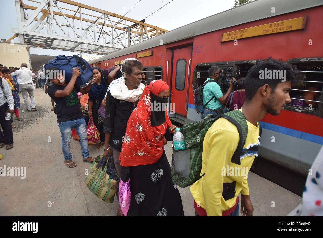 Kolkata, India. 07th June, 2023. People are entering into unreserved ...