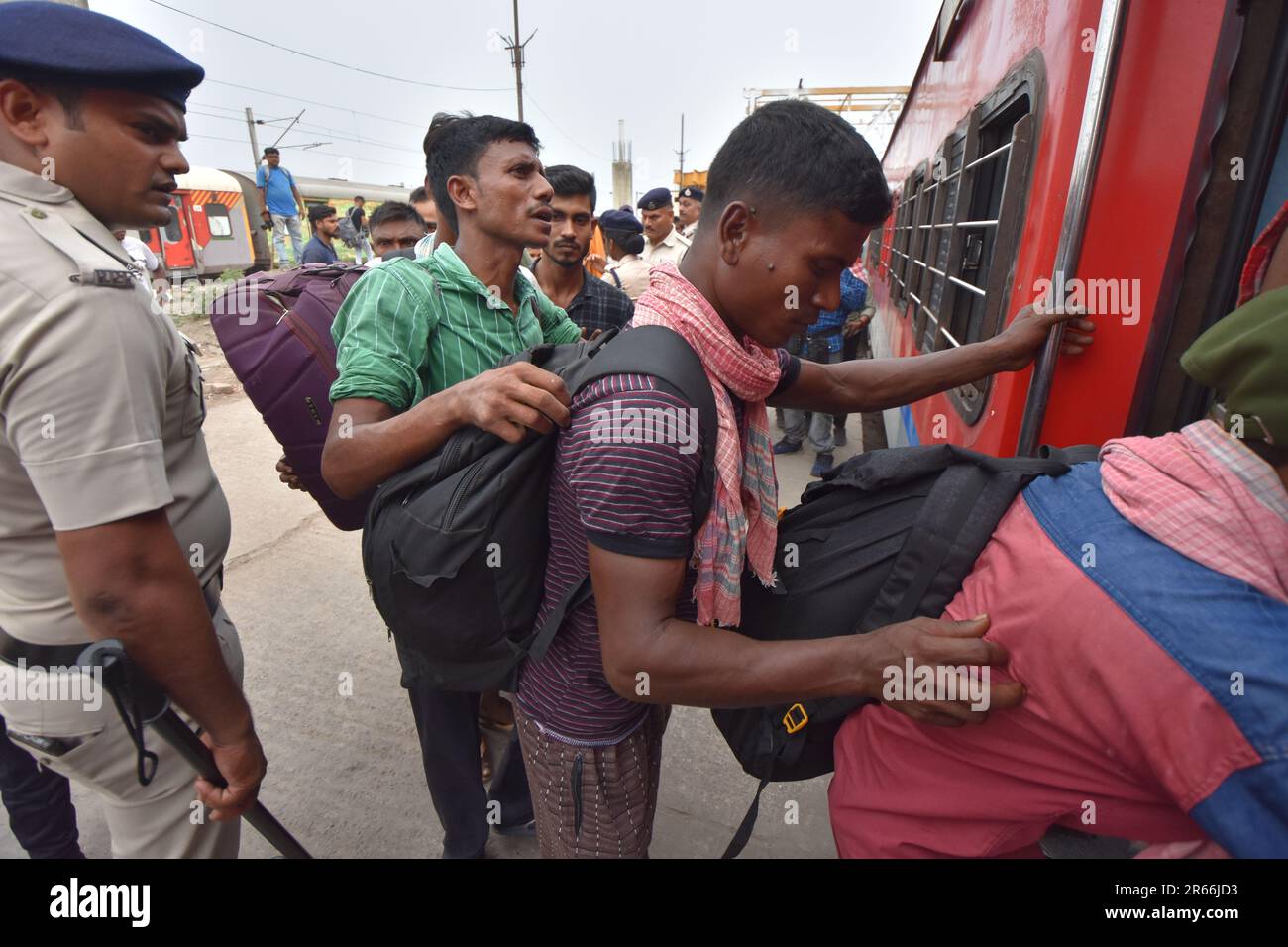 Kolkata, India. 07th June, 2023. People are entering into unreserved ...