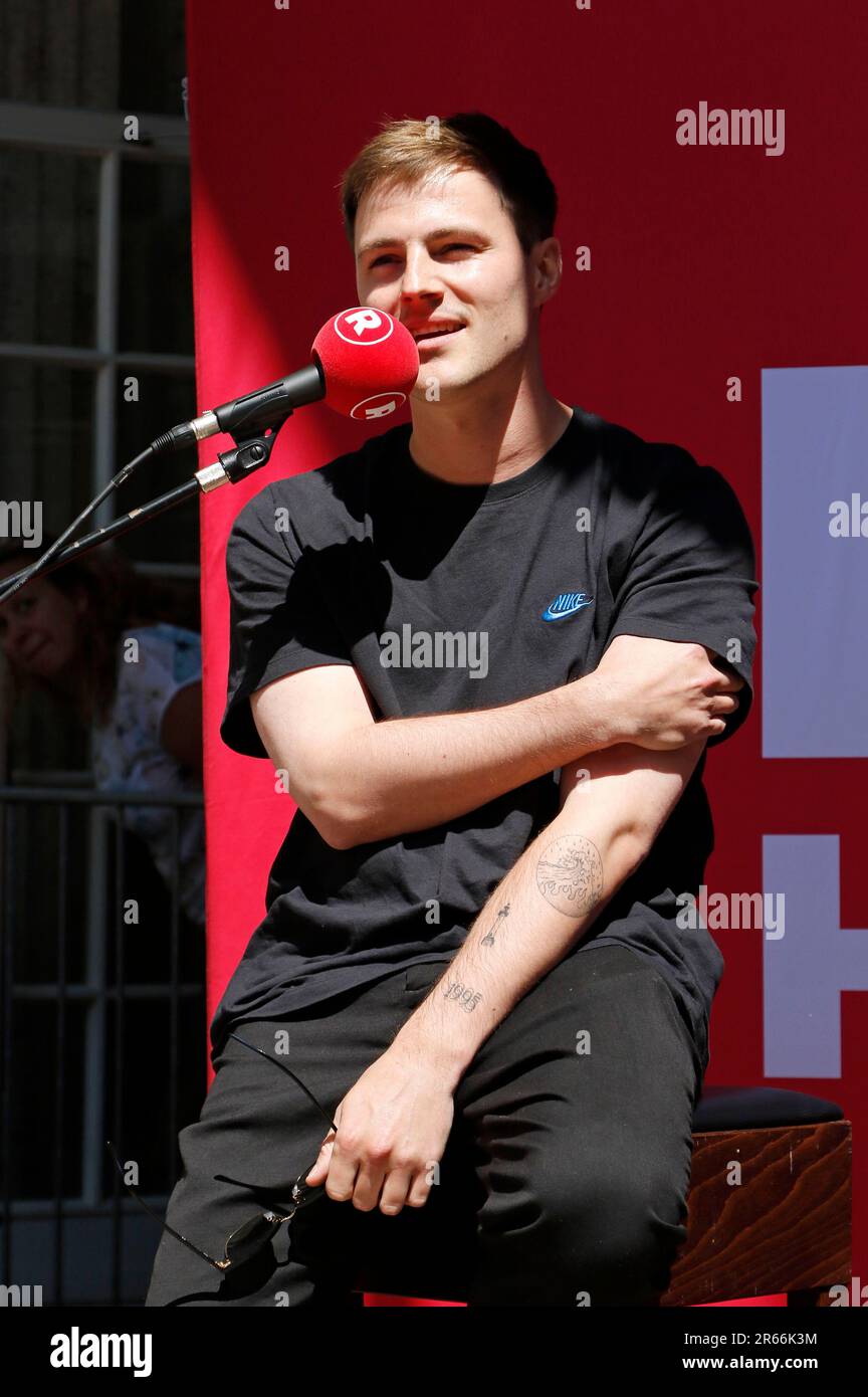 Tom Gregory live im Radio Hamburg Außenstudio im Starbucks ...