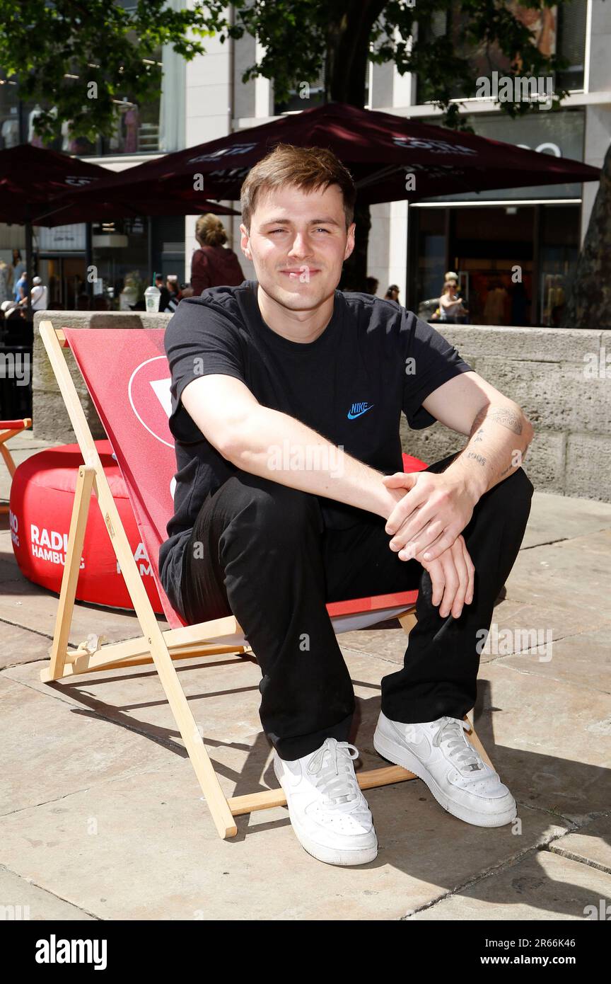 Tom Gregory live im Radio Hamburg Außenstudio im Starbucks ...
