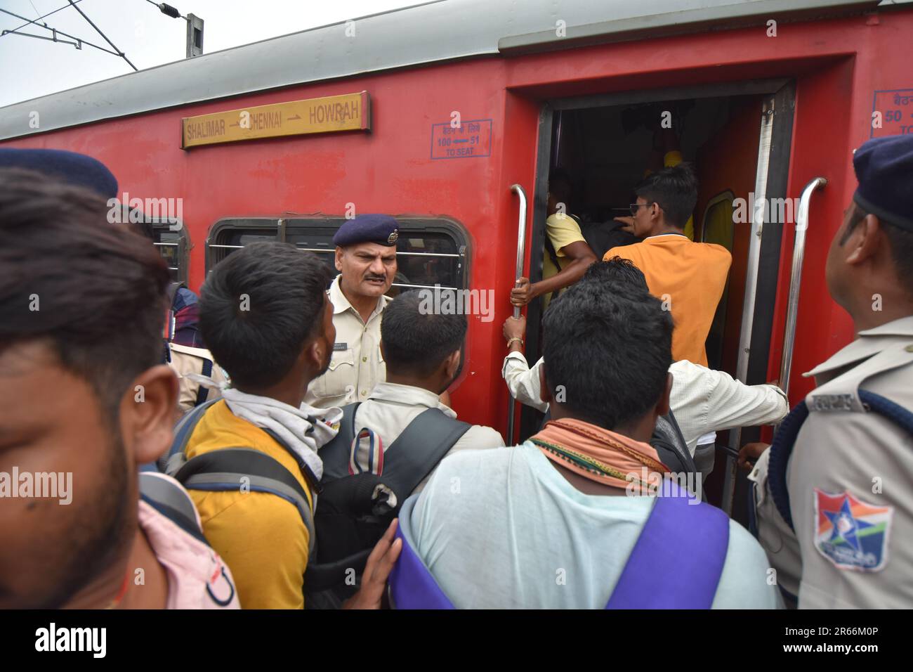 Kolkata, West Bengal, India. 7th June, 2023. People are entering into ...