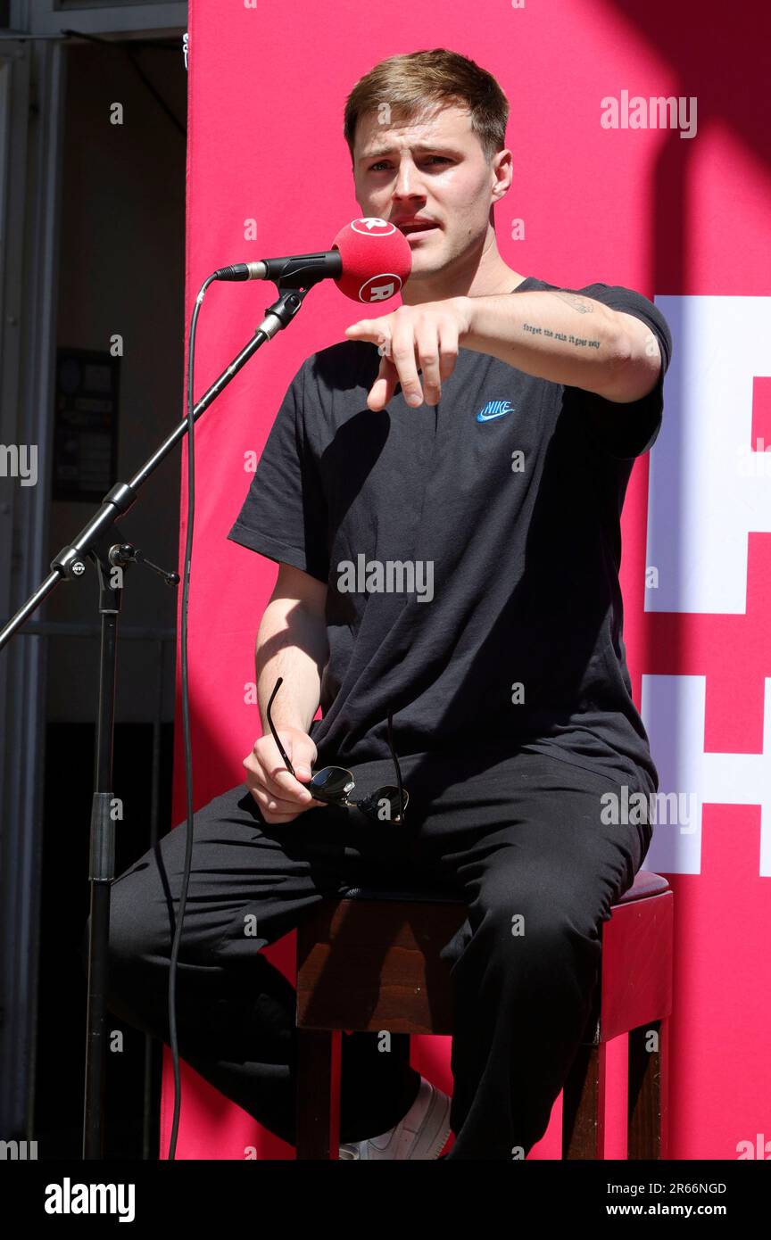Tom Gregory live im Radio Hamburg Außenstudio im Starbucks ...