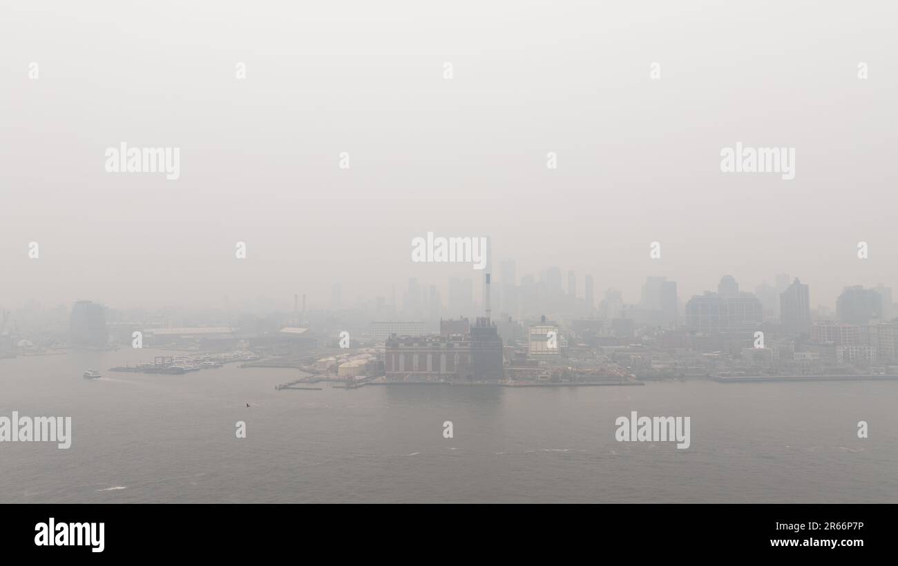 Canadian wildfire smoke new york city hi-res stock photography and ...