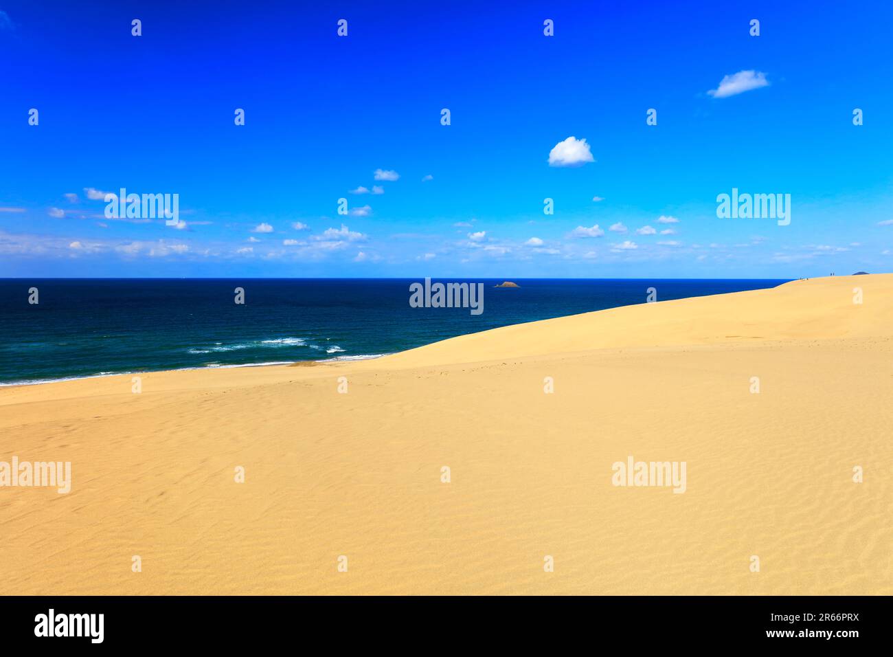 Tottori Sand Dunes and Sea of Japan Stock Photo - Alamy