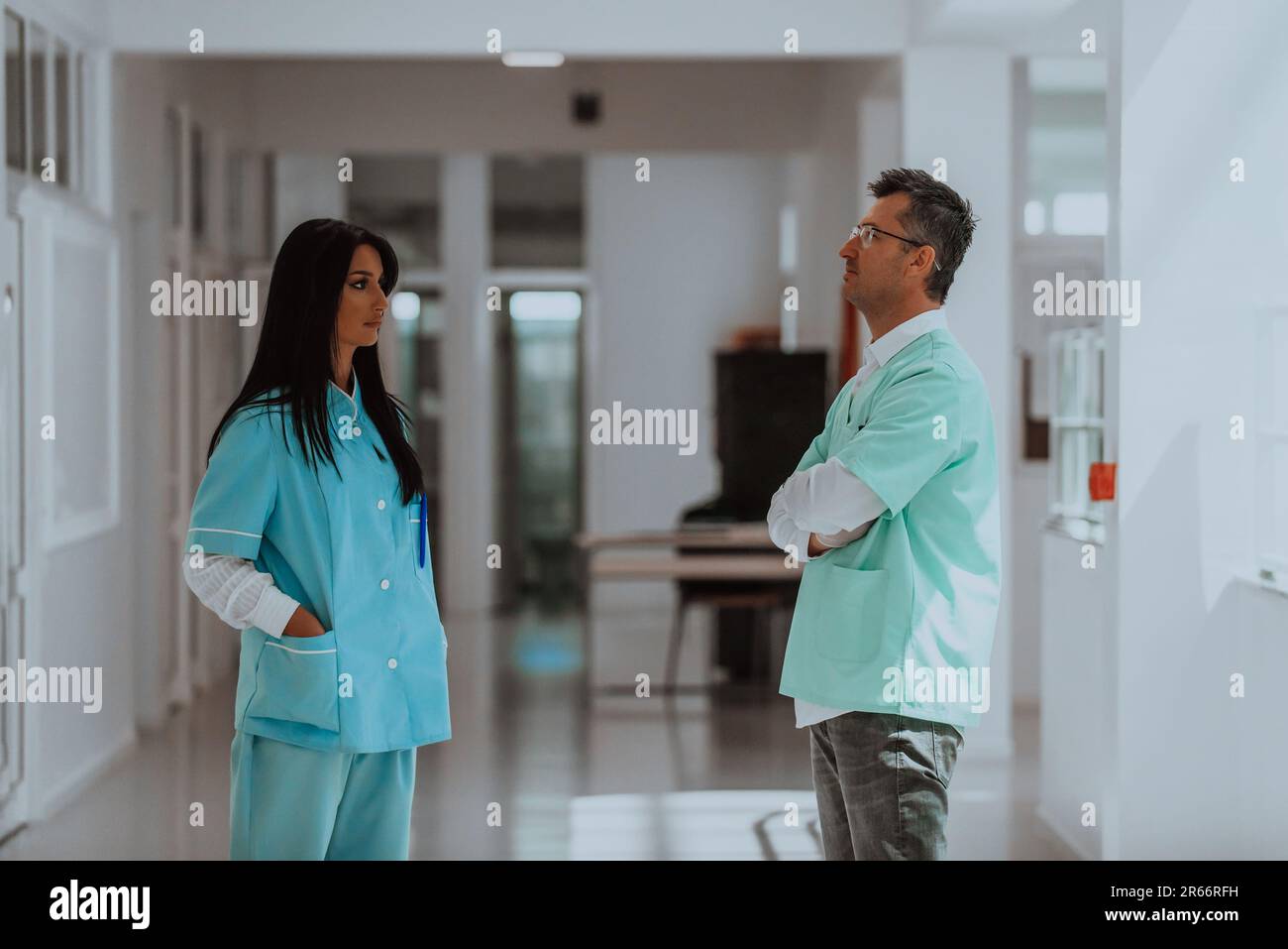 Collaborative medical discussion hi-res stock photography and images ...