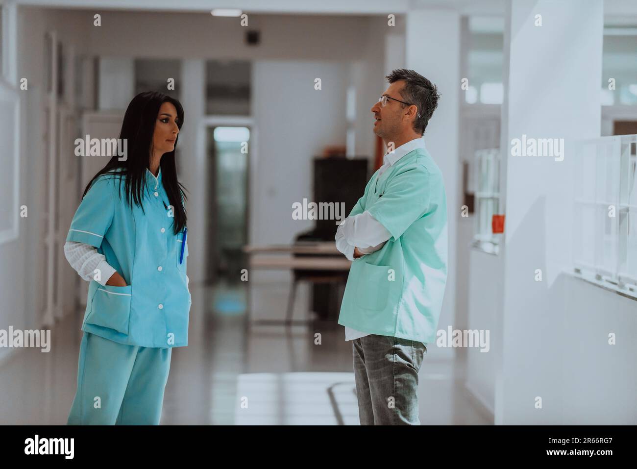 Collaborative medical discussion hi-res stock photography and images ...