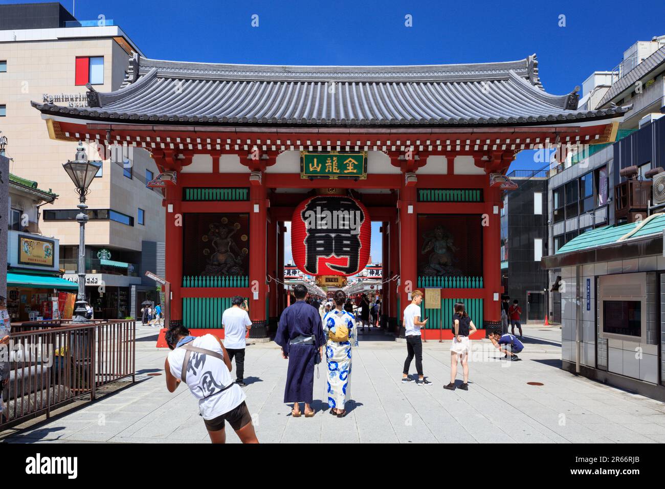 Asakusa Kaminarimon and tourists Stock Photo - Alamy