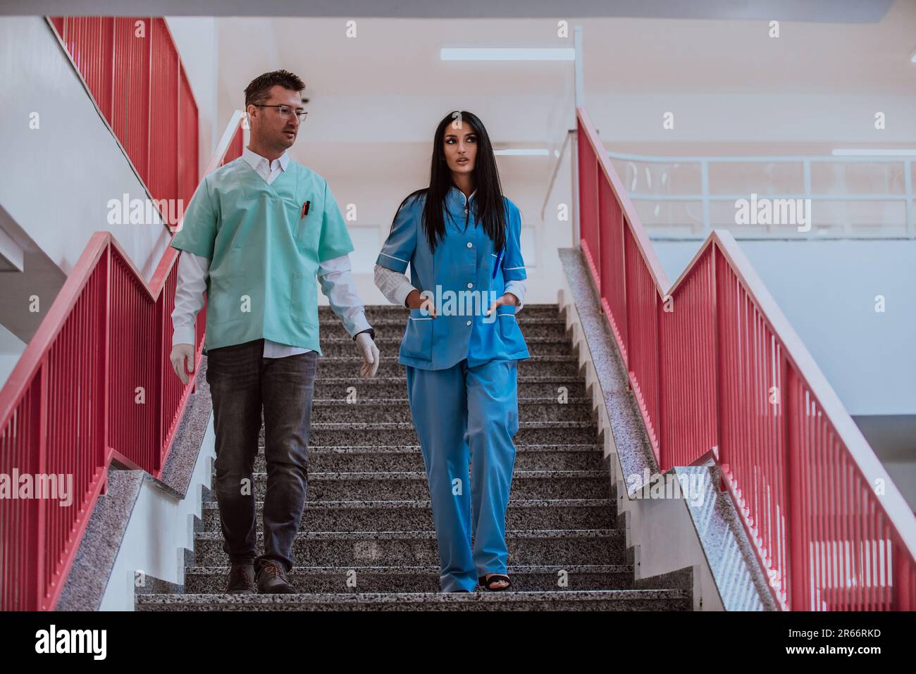 Collaborative medical discussion hi-res stock photography and images ...