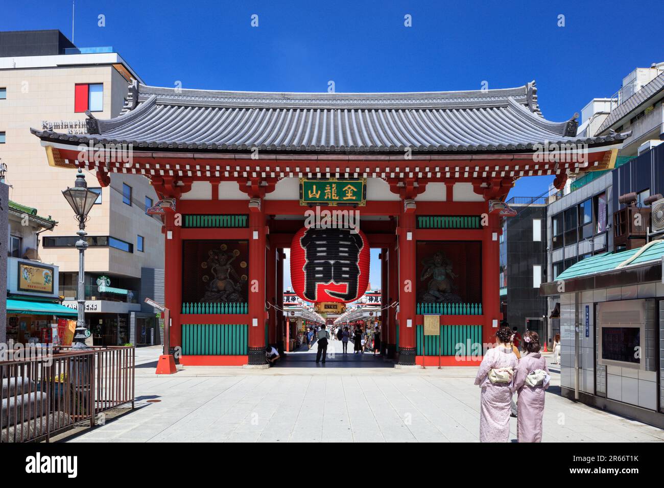 Kaminarimon gate kimono hi-res stock photography and images - Alamy