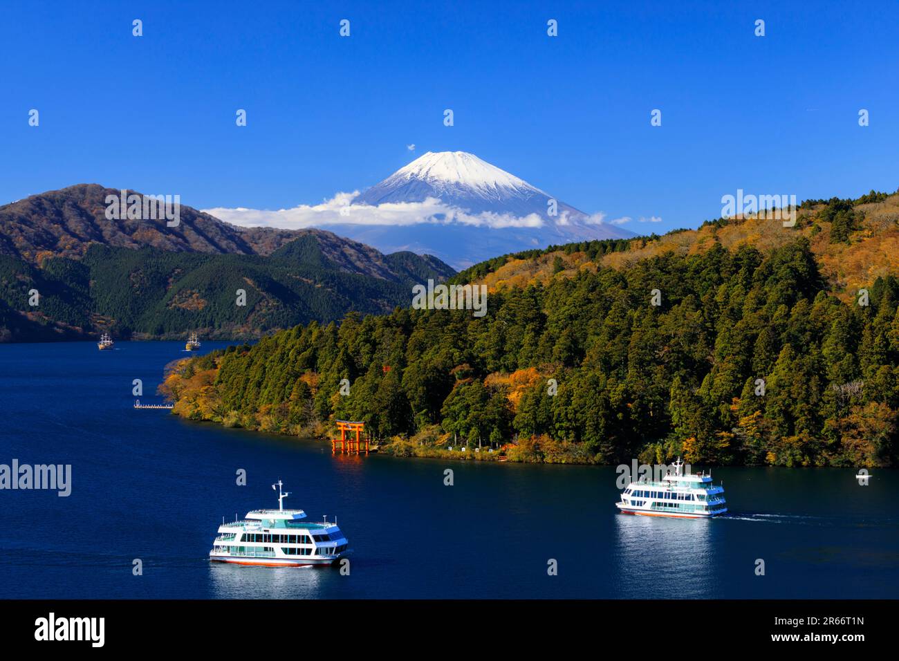 Lake Ashi and Mount Fuji in autumn Stock Photo - Alamy