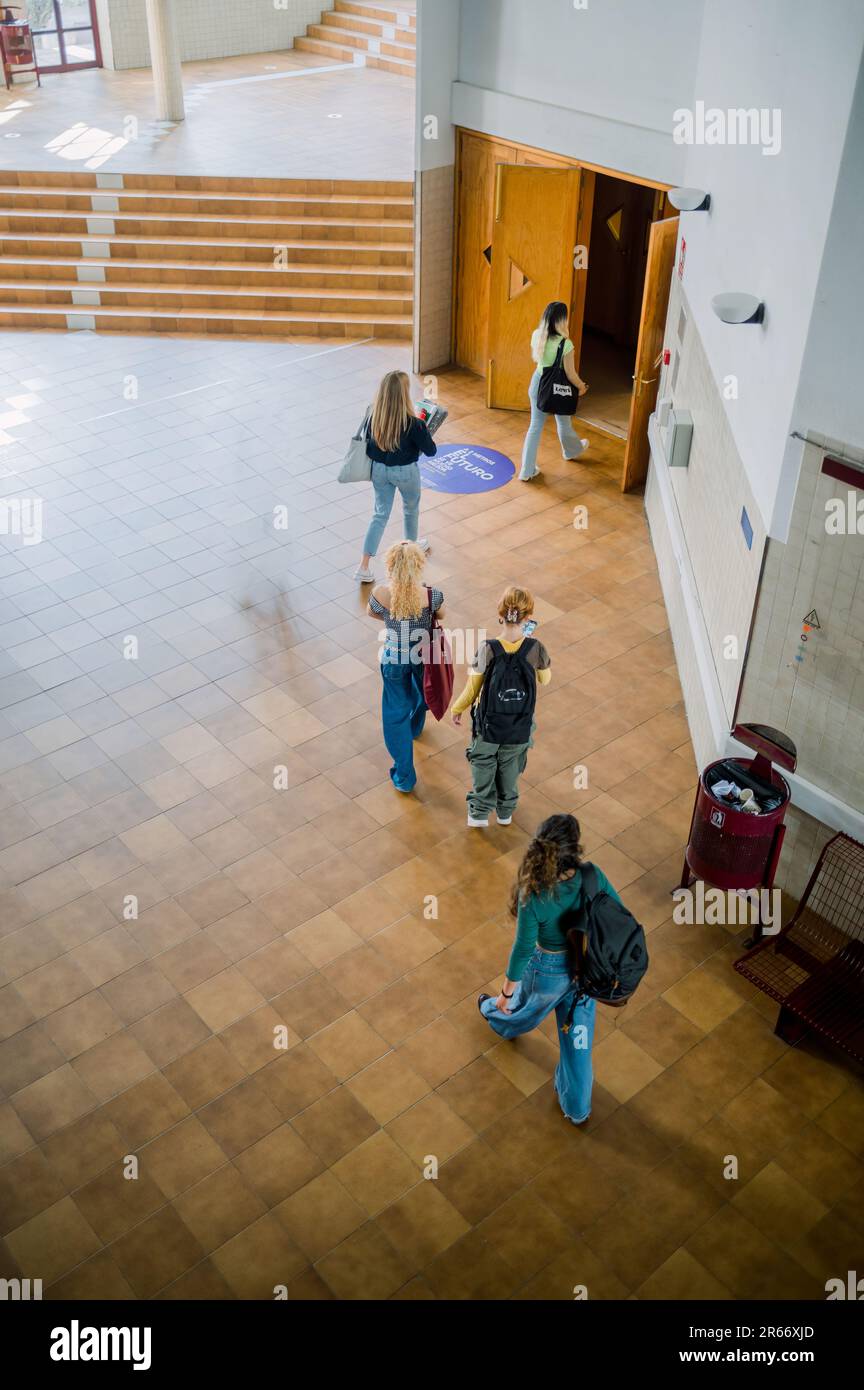 Students enter hall hi-res stock photography and images - Alamy