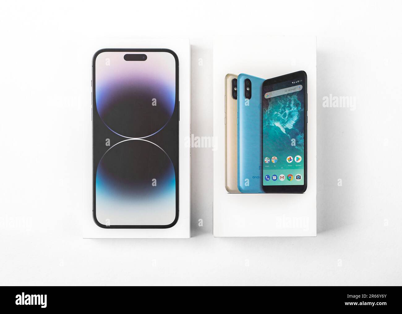 Iphone 14 2023 hi-res stock photography and images - Alamy