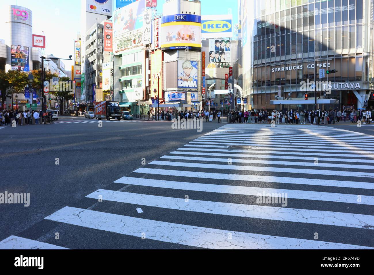 Pedestrian crossing at Shibuya Scramble Crossing Stock Photo - Alamy