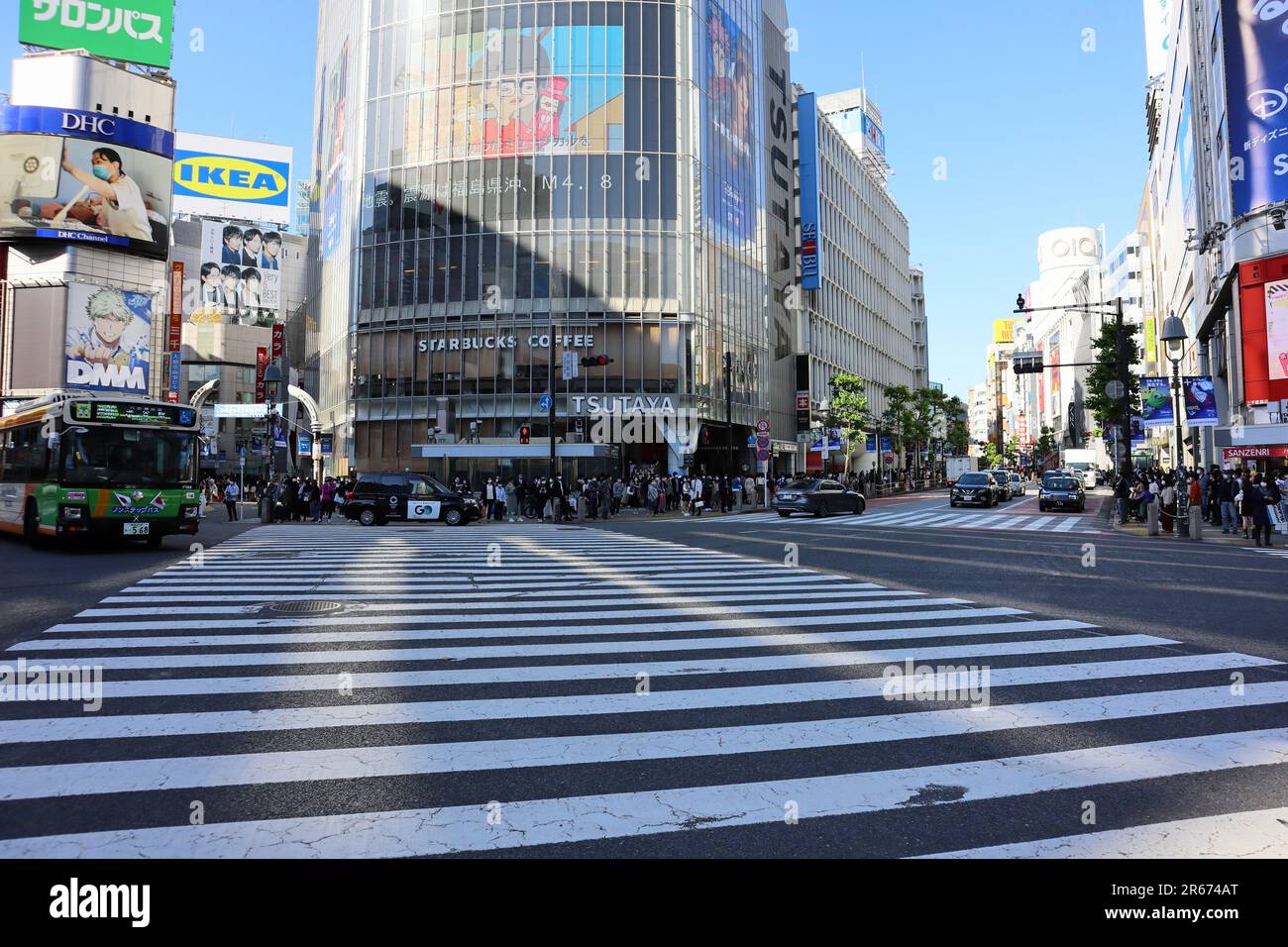 Pedestrian crossing at Shibuya Scramble Crossing Stock Photo - Alamy