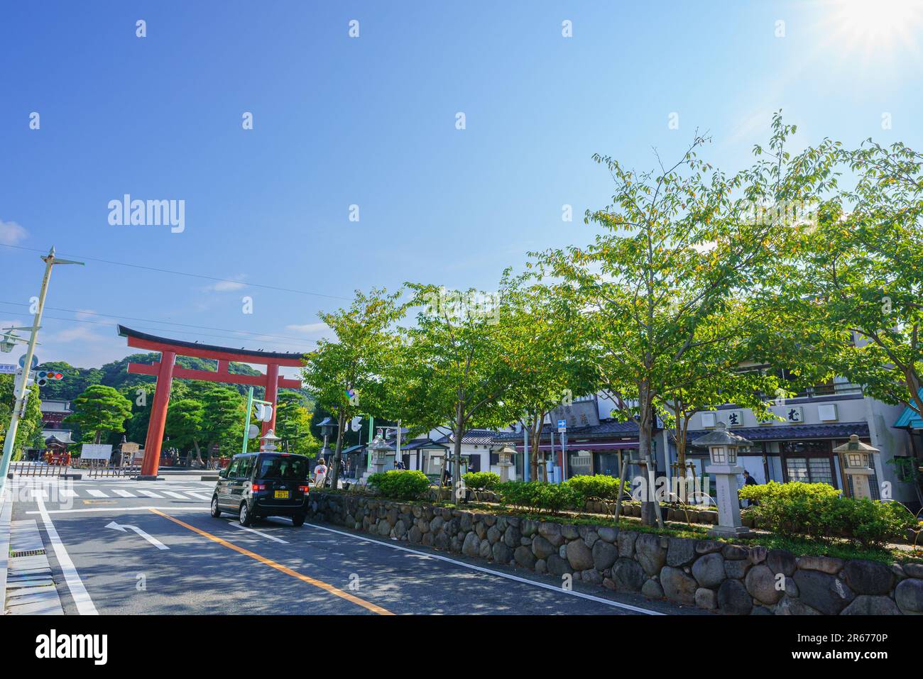 Dan-Kuzu, San-no-torii (third gate) and Tsurugaoka Hachimangu Shrine ...