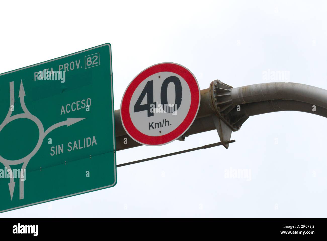 Road sign showing the speed limit in the metric system Stock Photo - Alamy