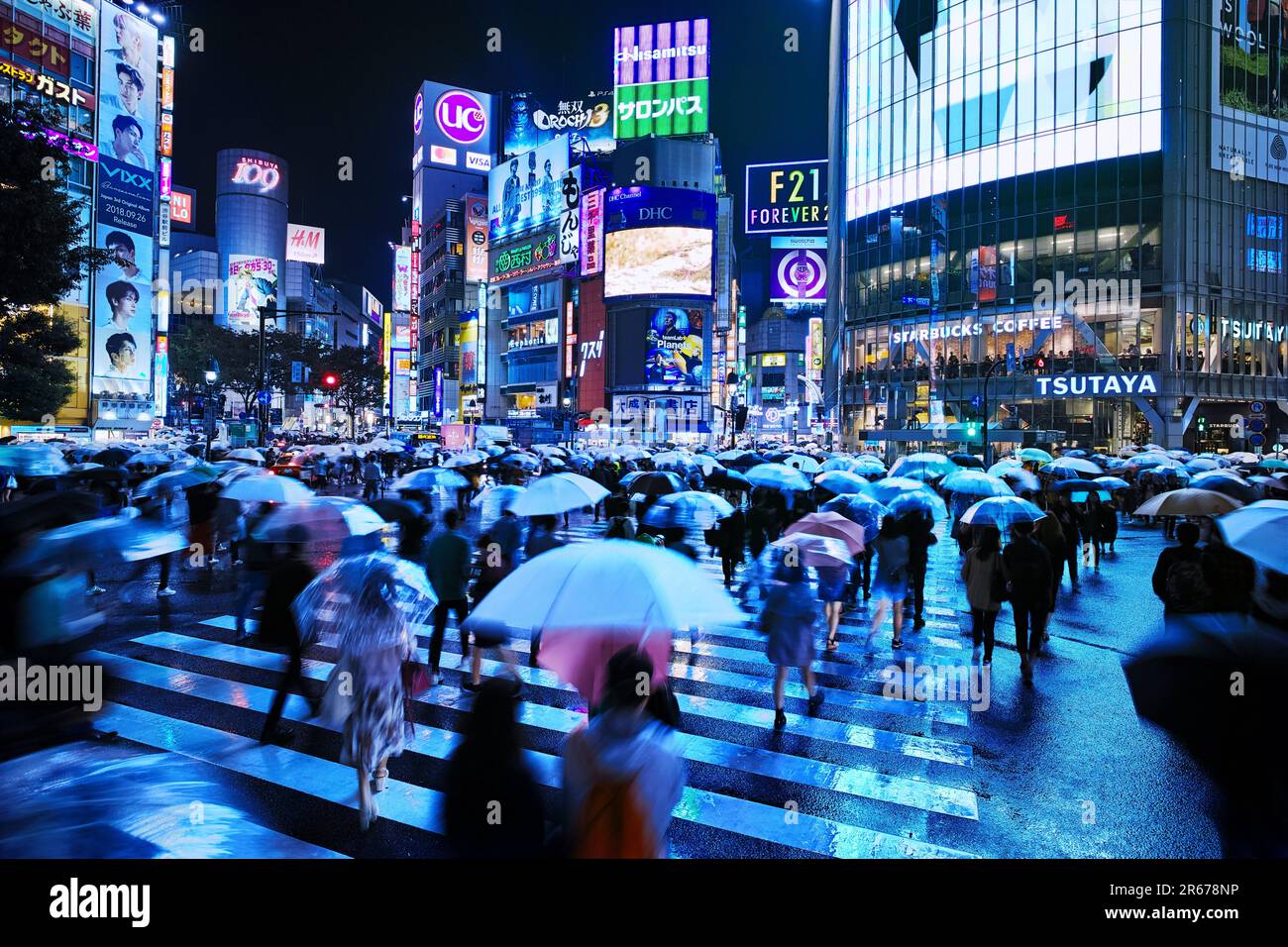 Shibuya Scramble Crossing crowded on a rainy night Stock Photo - Alamy