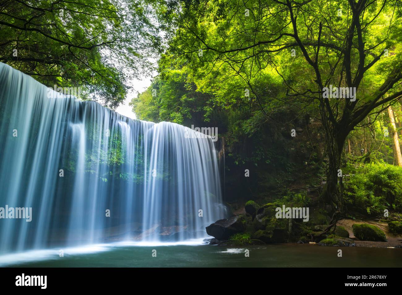Nabegataki waterfall waterfall oguni kumamoto hi-res stock photography ...