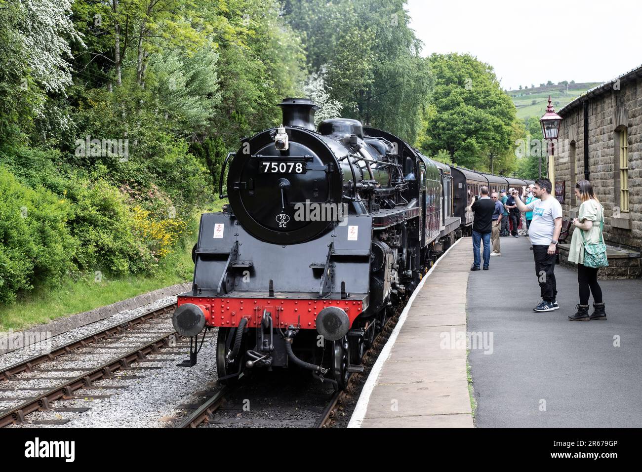BR Standard Class 4MT 4-6-0 steam locomotive arriving at Oxenhope ...