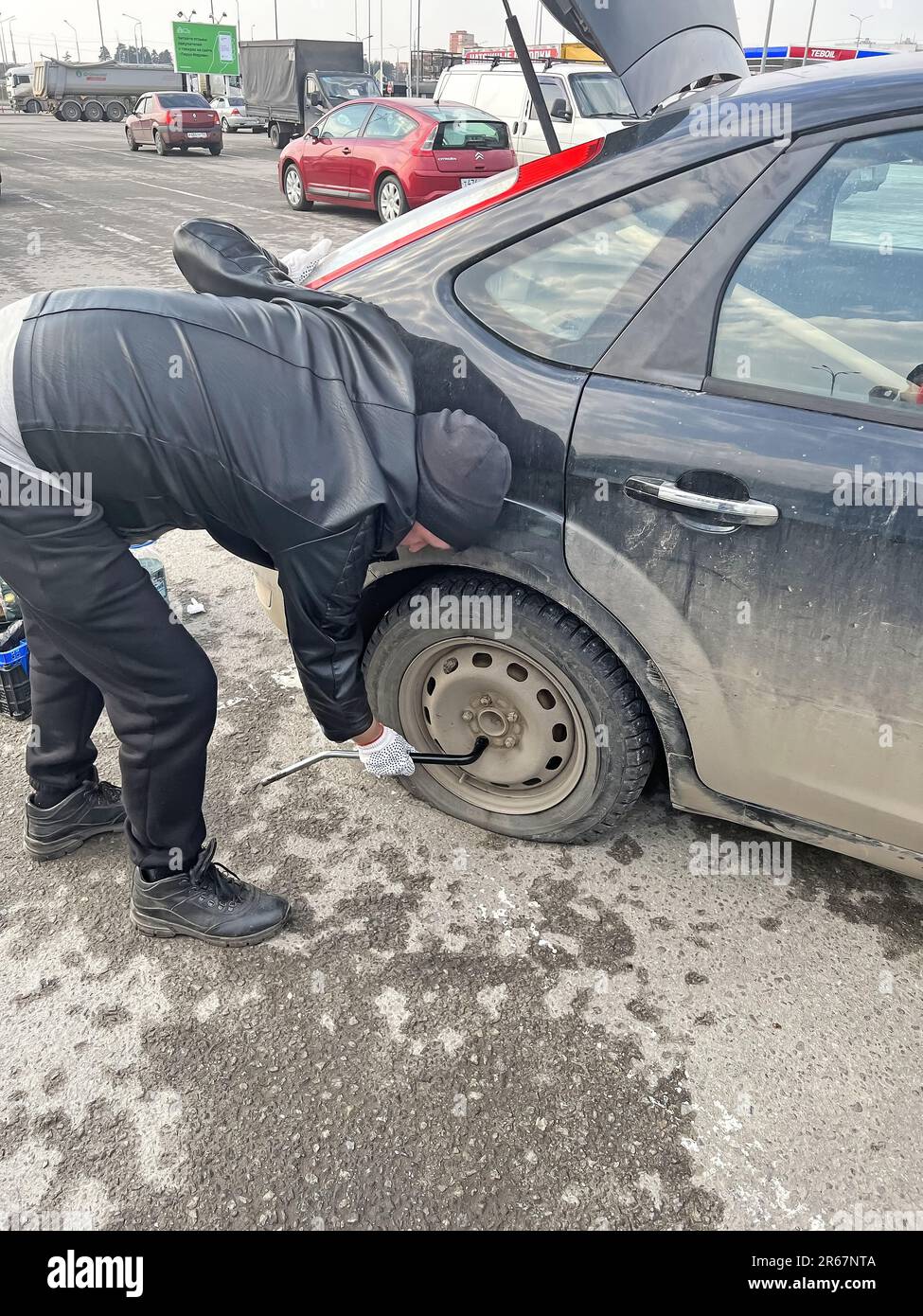 Replacing a car wheel in a tire shop Stock Photo - Alamy