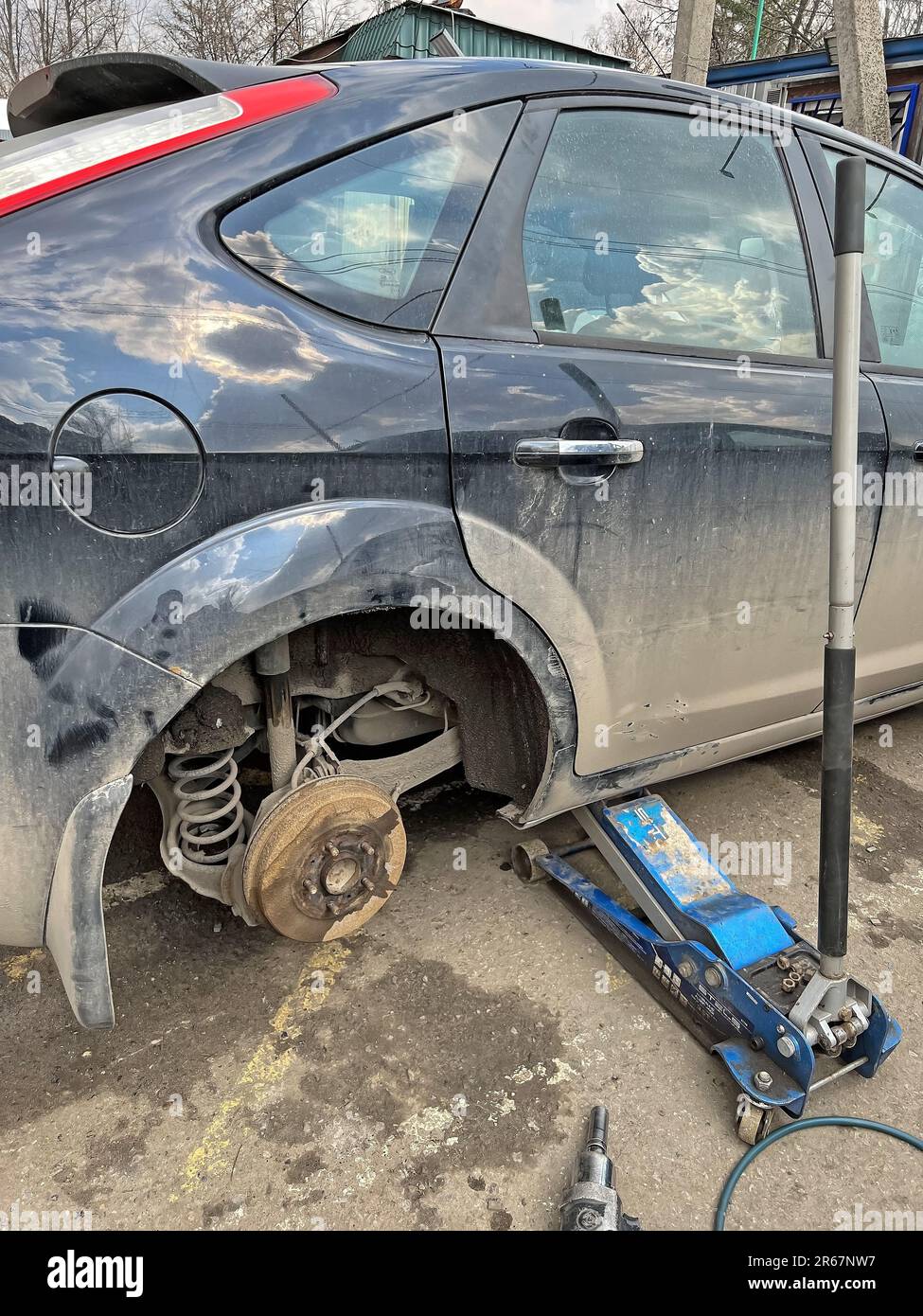 Replacing a car wheel in a tire shop Stock Photo - Alamy