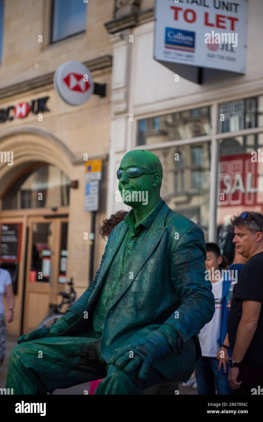 Living statue oxford hi-res stock photography and images - Alamy