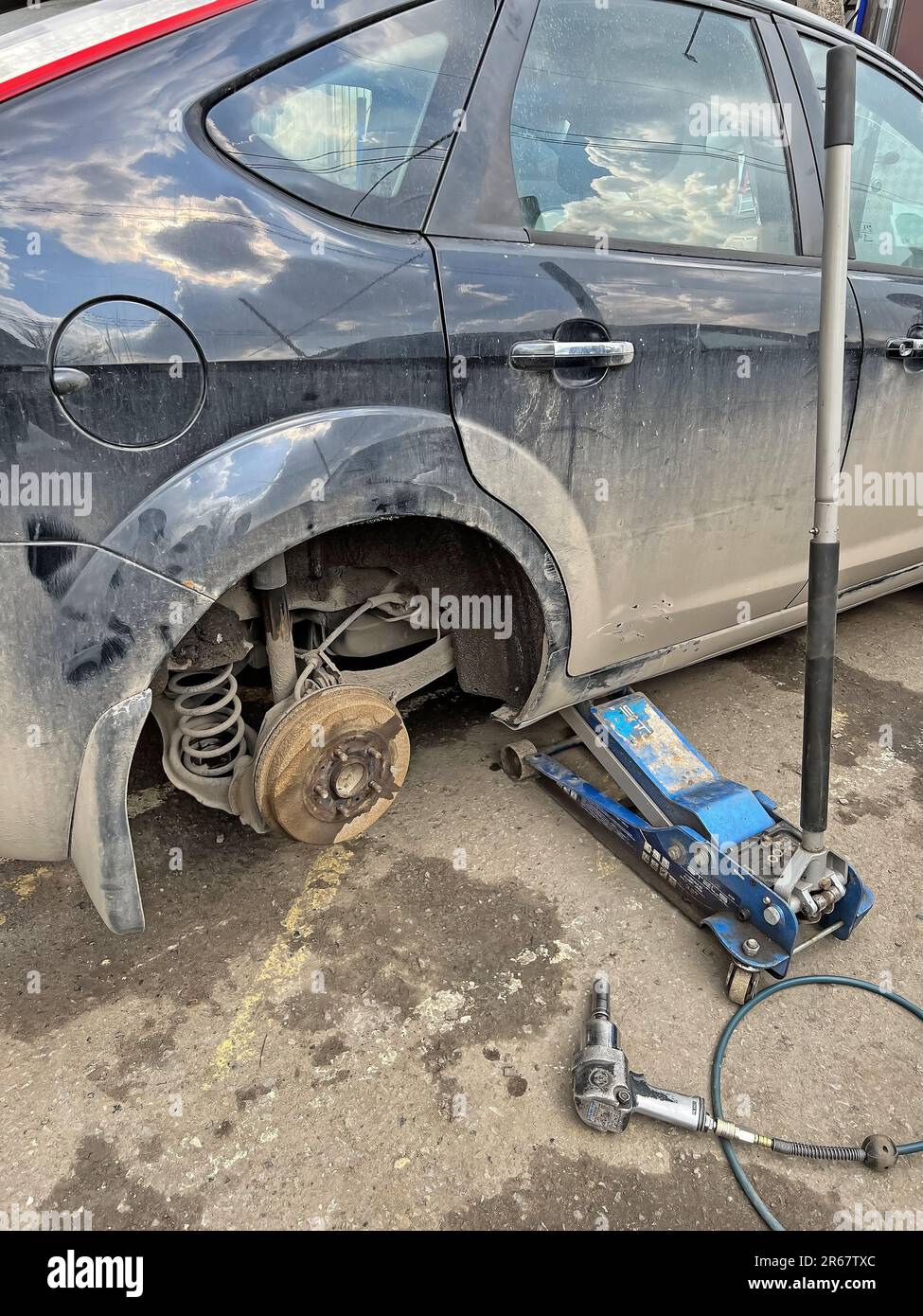 Replacing a car wheel in a tire shop Stock Photo - Alamy