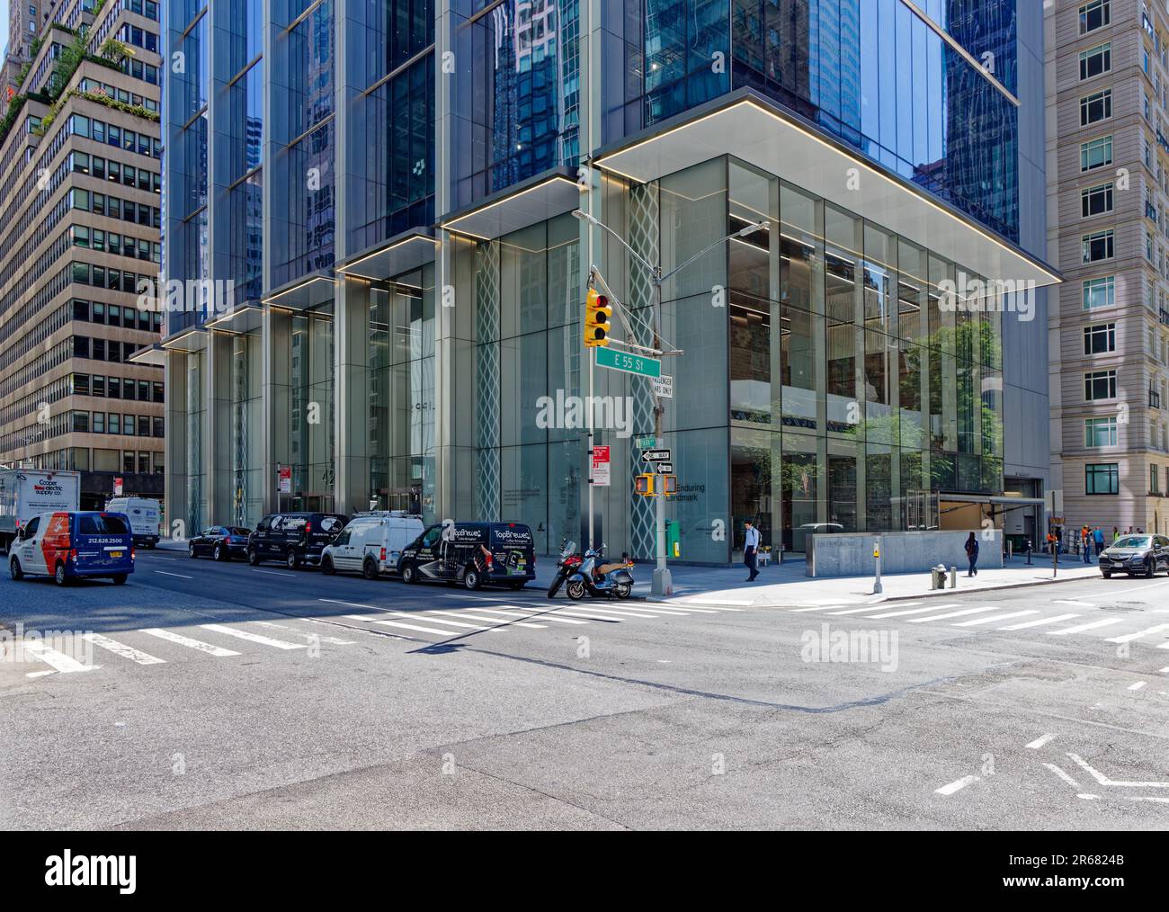 Sleek skyscraper hi-res stock photography and images - Alamy