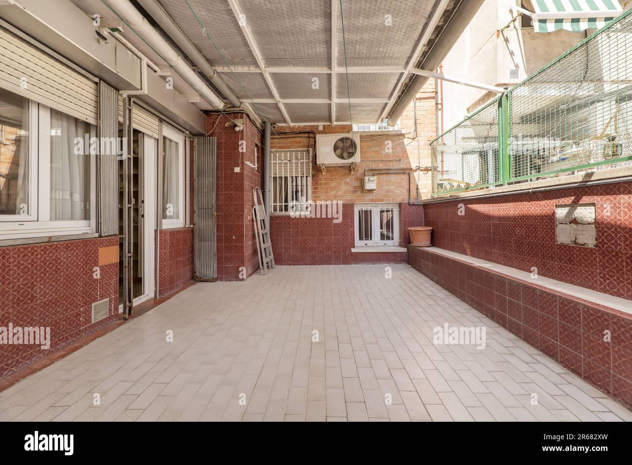 Modern patio garden tiles courtyard hi-res stock photography and images ...