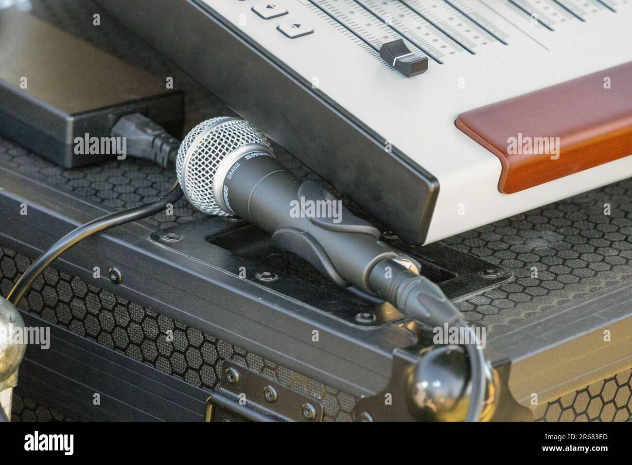 Devices for sound handling of concerts and other musical events ...