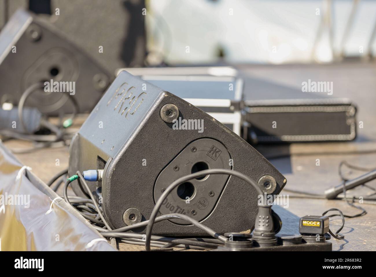 Devices for sound handling of concerts and other musical events ...