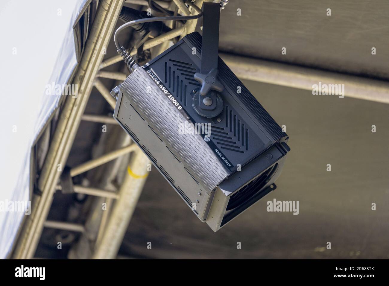 Devices for sound handling of concerts and other musical events ...