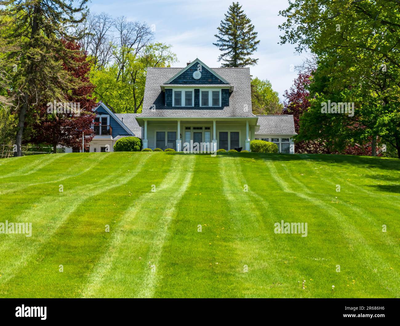House on lakeside drive hi-res stock photography and images - Alamy
