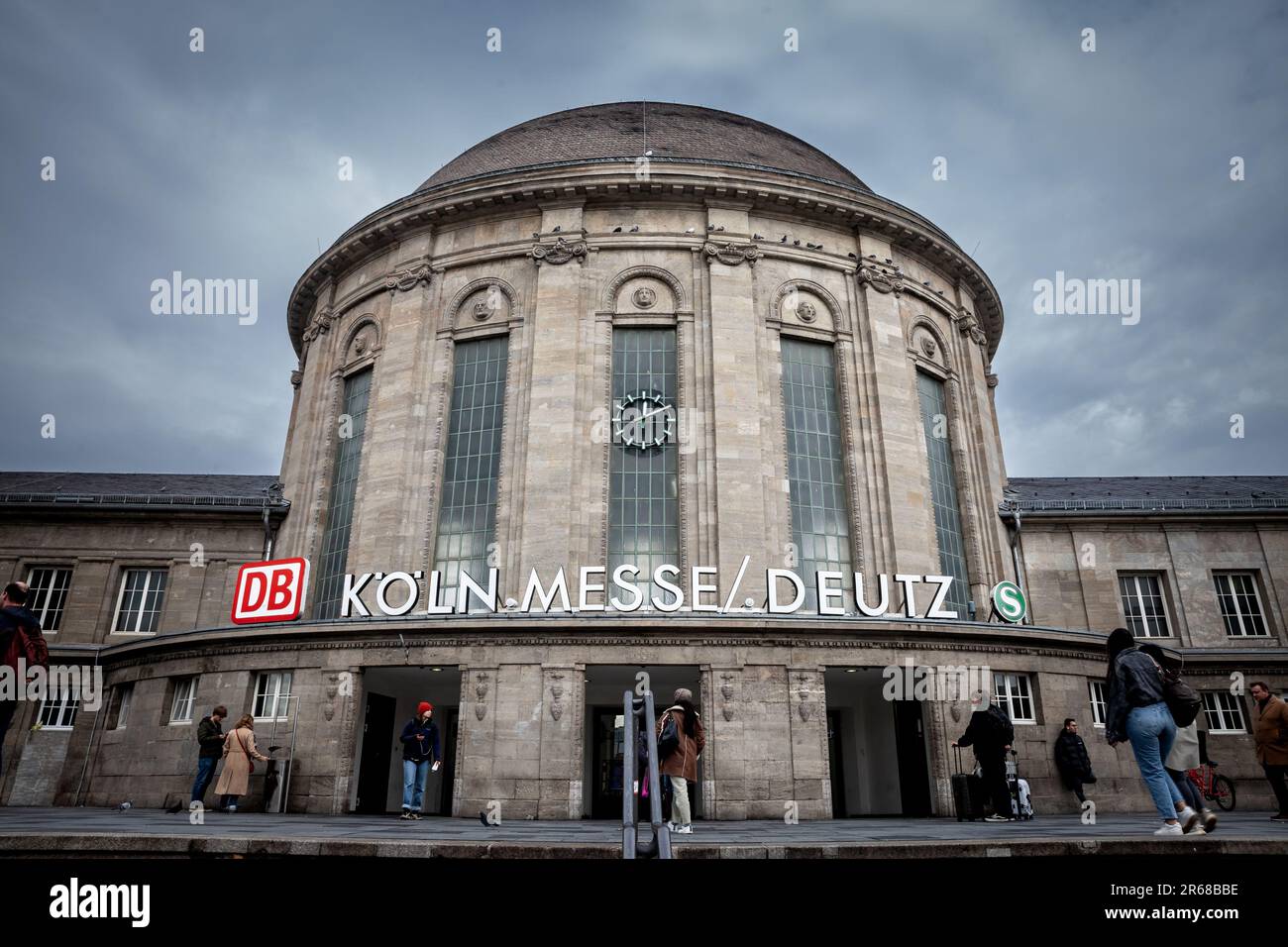 Picture of the main building of Koln Messe Deutz Bahnhof in Cologne ...