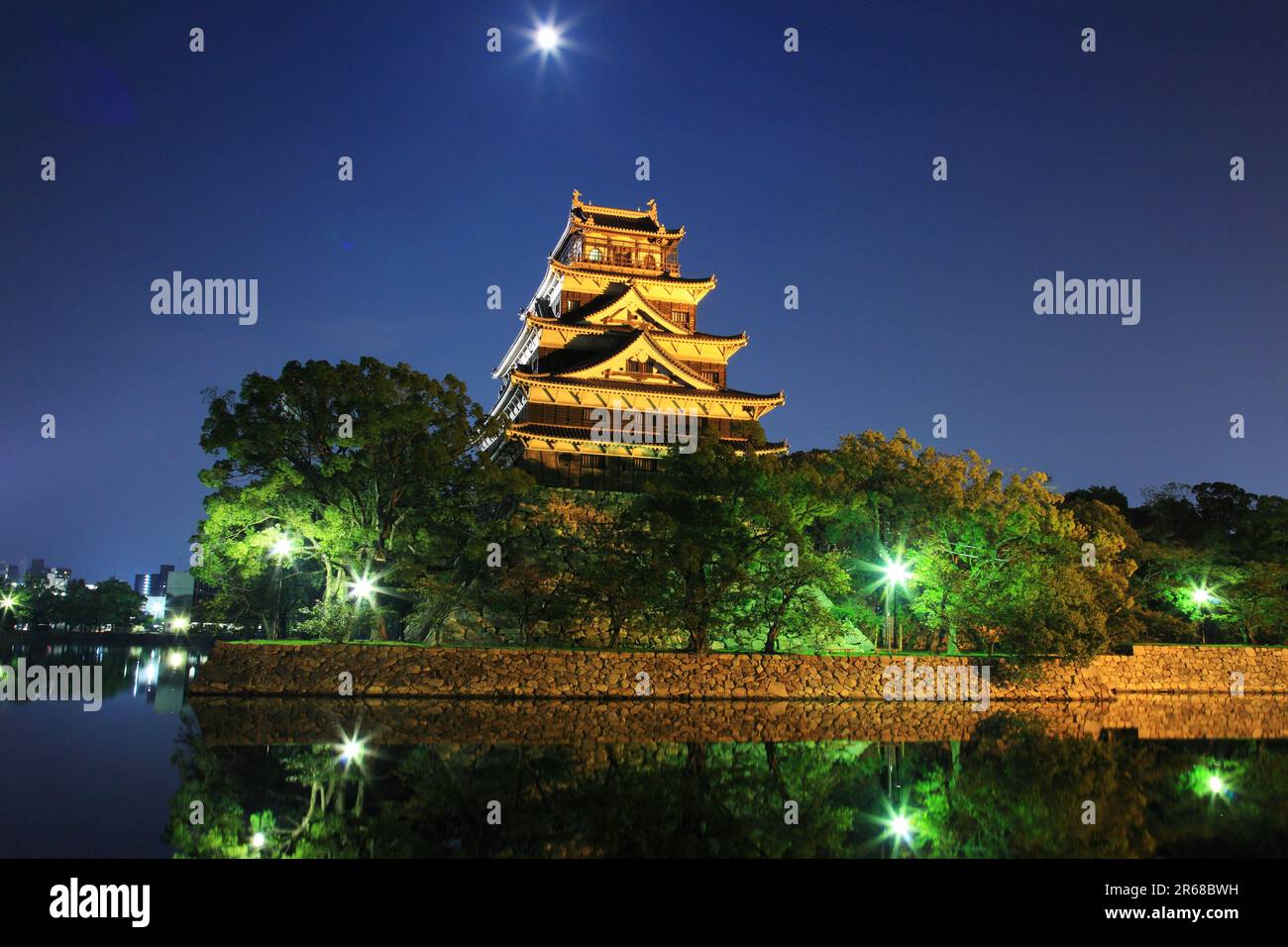 Moonlit building hi-res stock photography and images - Alamy