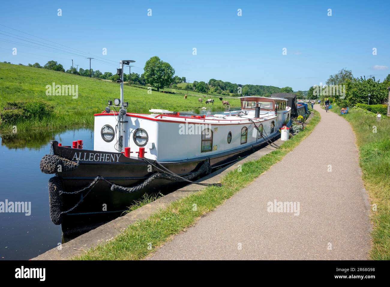 Narrowboats and toe path, canal at Calverley Bridge, Rodley, Leeds ...