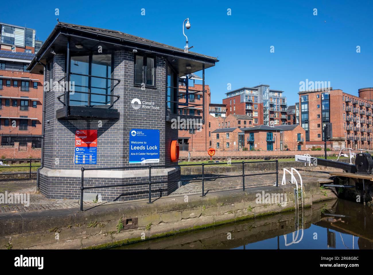 Leeds Lock canal navigation control centre Stock Photo - Alamy