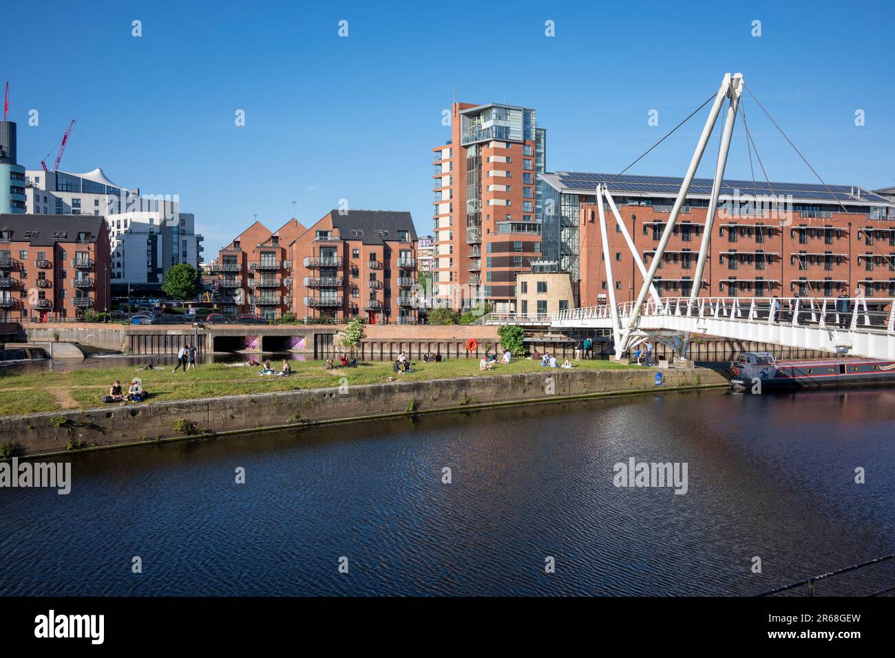 Knight's Way Bridge over the River Aire with modern apartment blocks ...