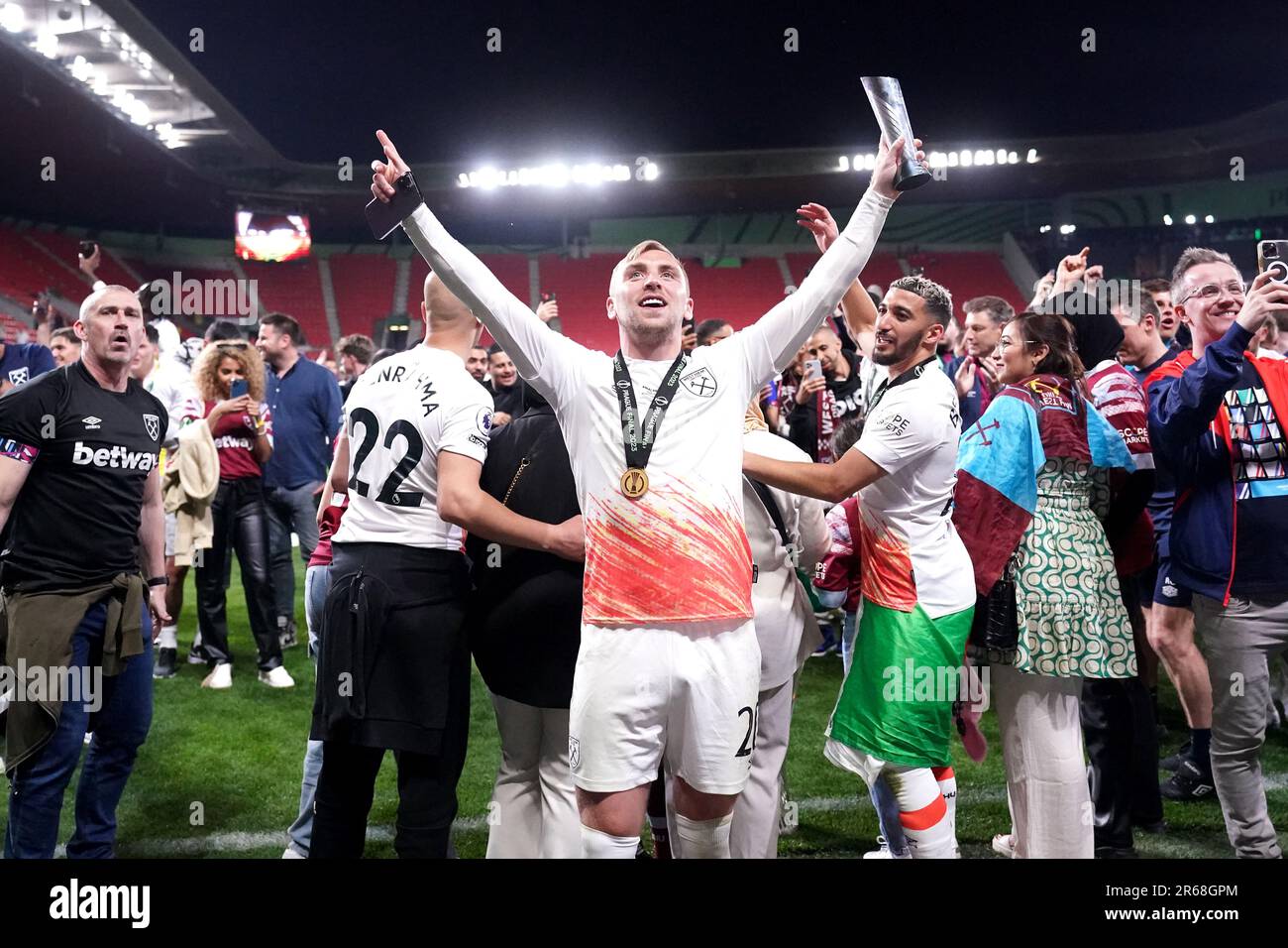 Fiorentina conference league celebrates hi-res stock photography and ...