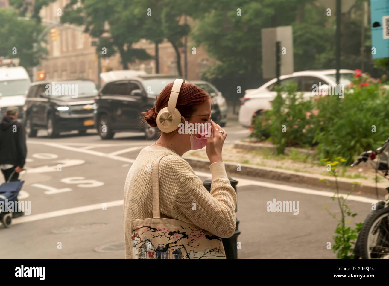 Smoky haze covers New York making pedestrians wear mask on Wednesday ...
