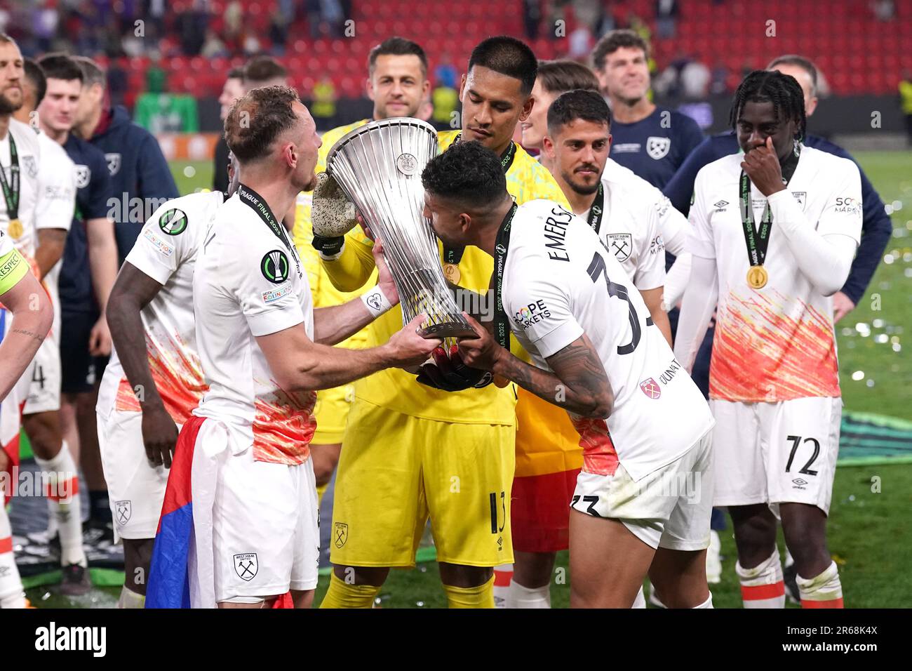 Emerson palmieri trophy hi-res stock photography and images - Alamy