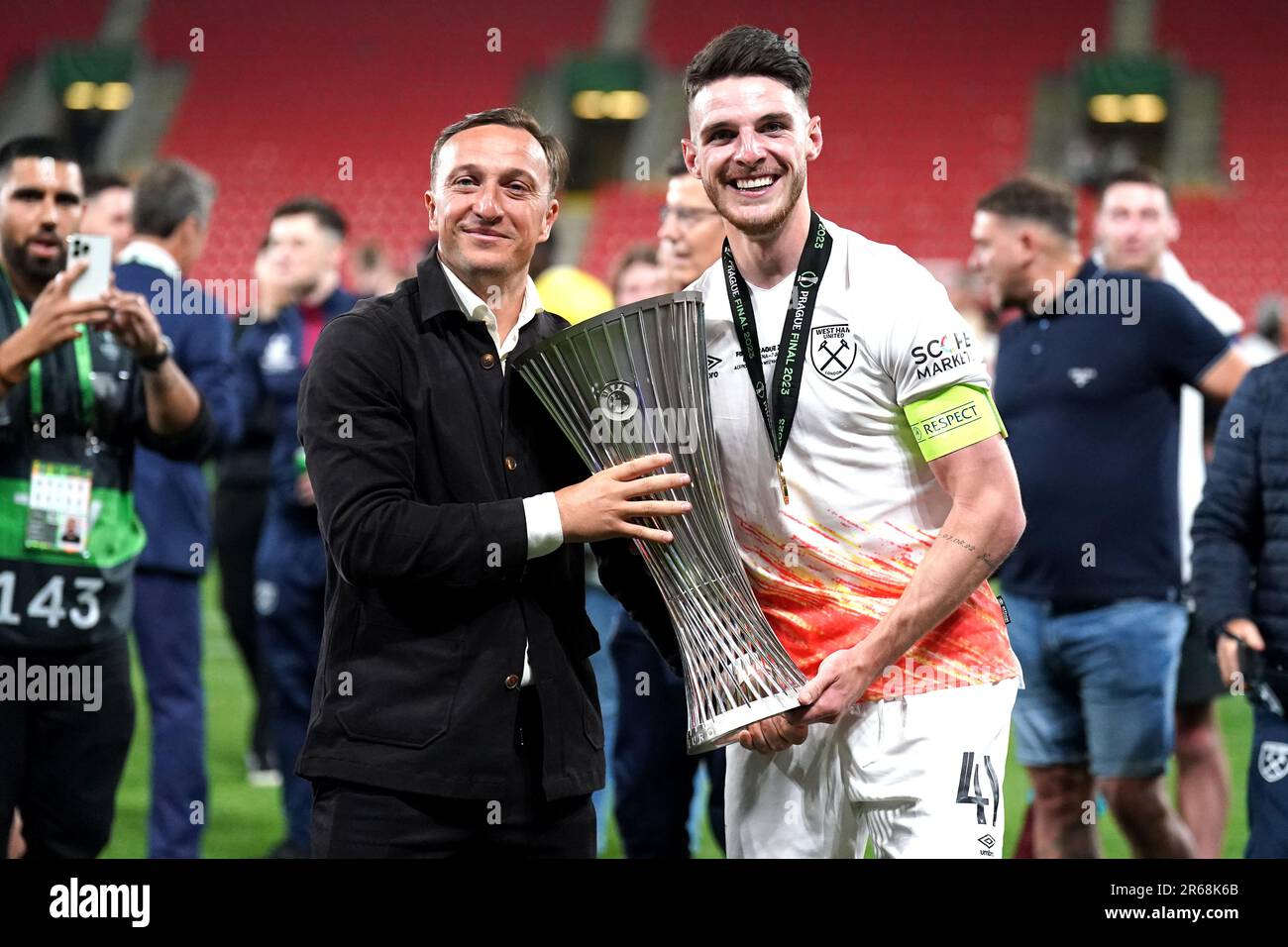 Mark noble celebrates victory hi-res stock photography and images - Alamy