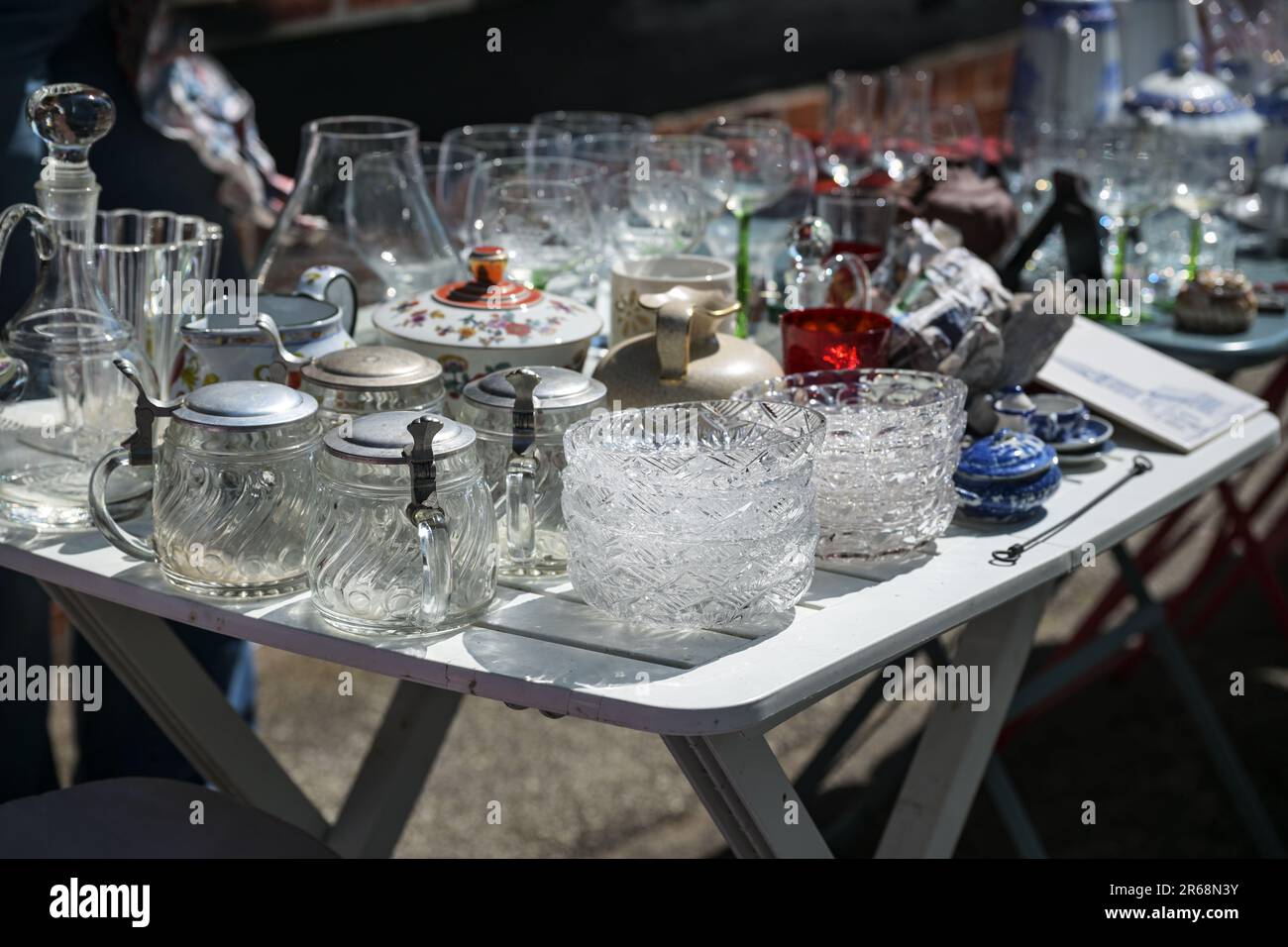 Glass dishes, beer mugs and drinking glasses as well as other tableware ...