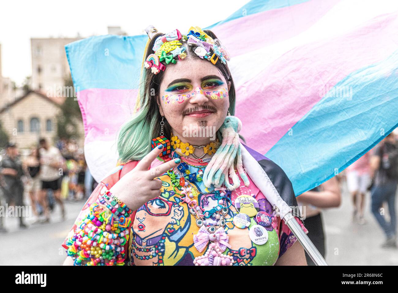 Israeli participant poses while making a victory gesture Jerusalem’s ...