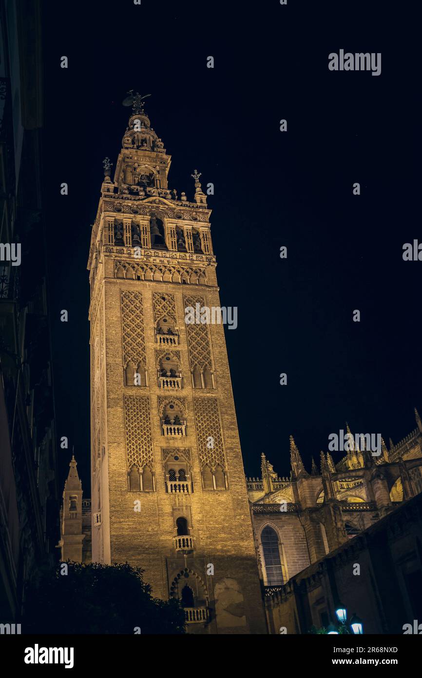 Catedral de sevilla night hi-res stock photography and images - Alamy