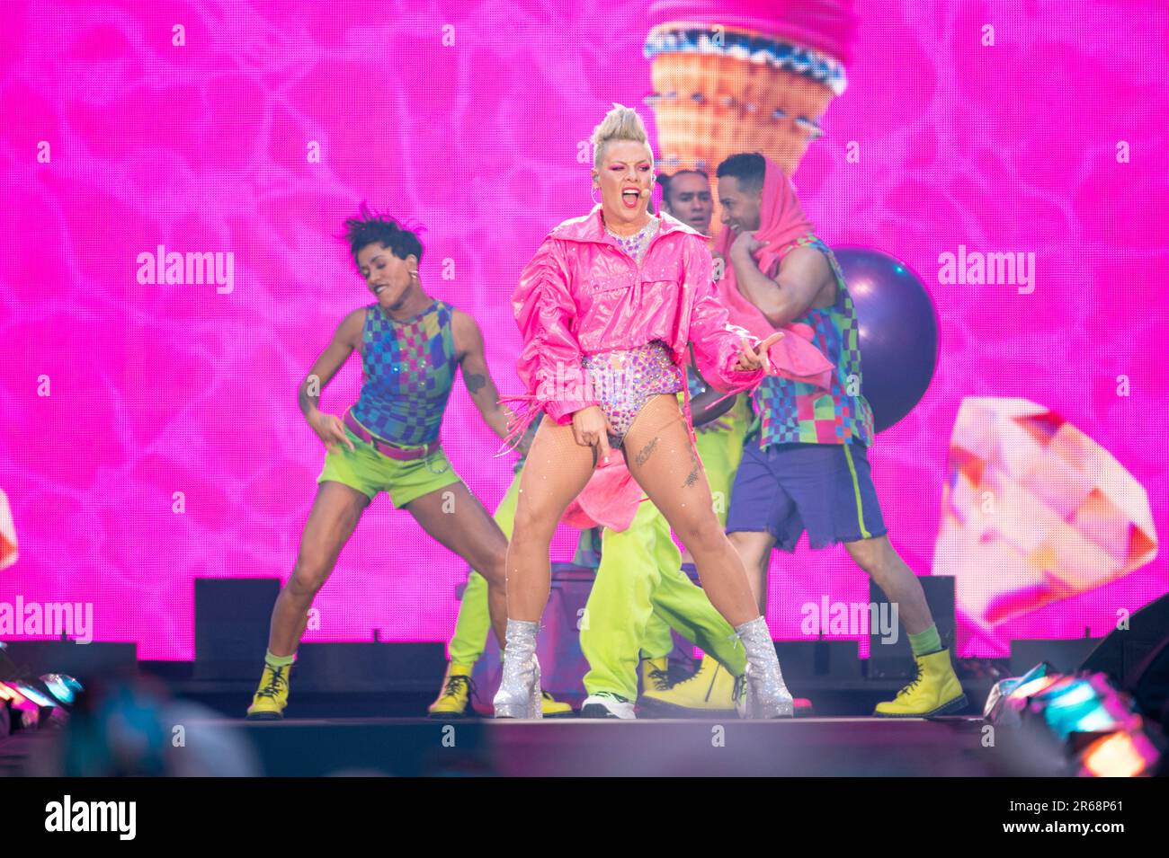 Pop singer pink hi-res stock photography and images - Alamy