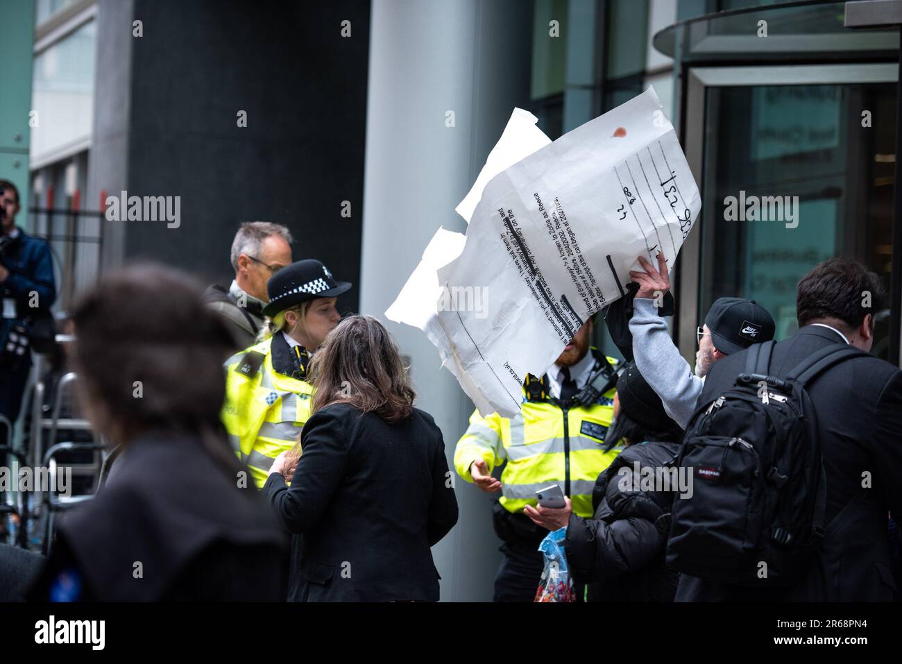Demonstrates outside the high court in london hi-res stock photography ...