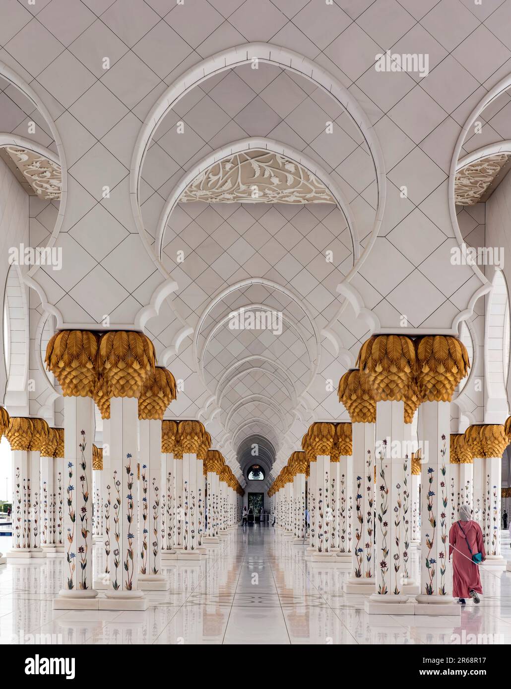 Pillars and arches in the Sheikh Zayed Grand Mosque, Abu Dhabi UAE ...